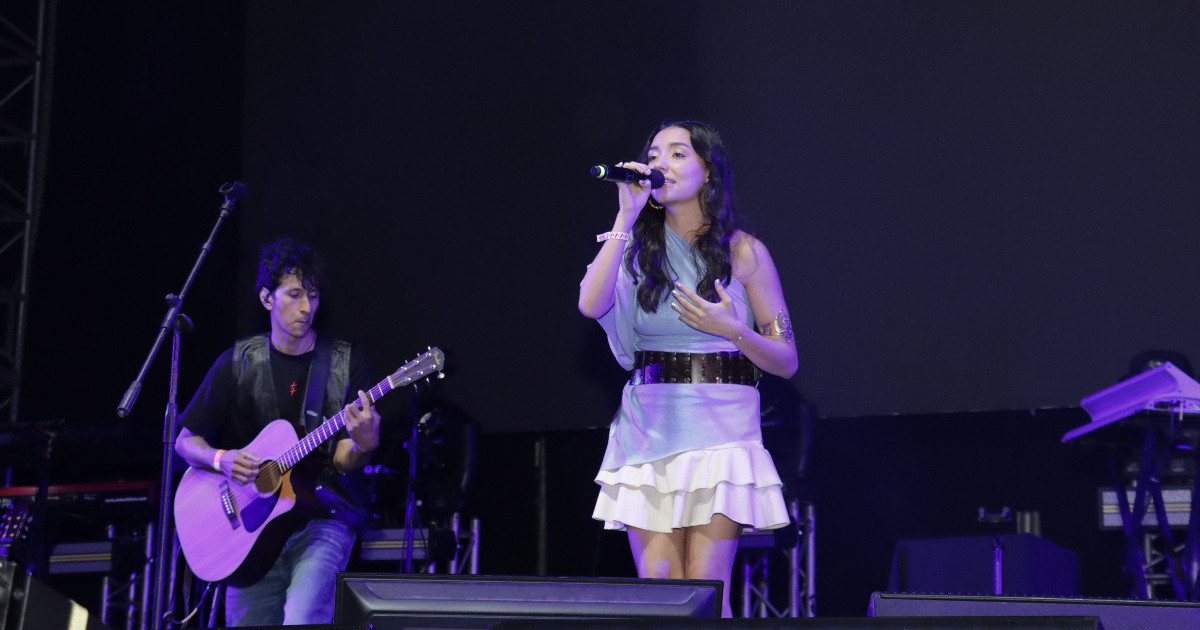 Manizaleña pidió permiso para entrar a un concierto y la montaron en gira de Kany García